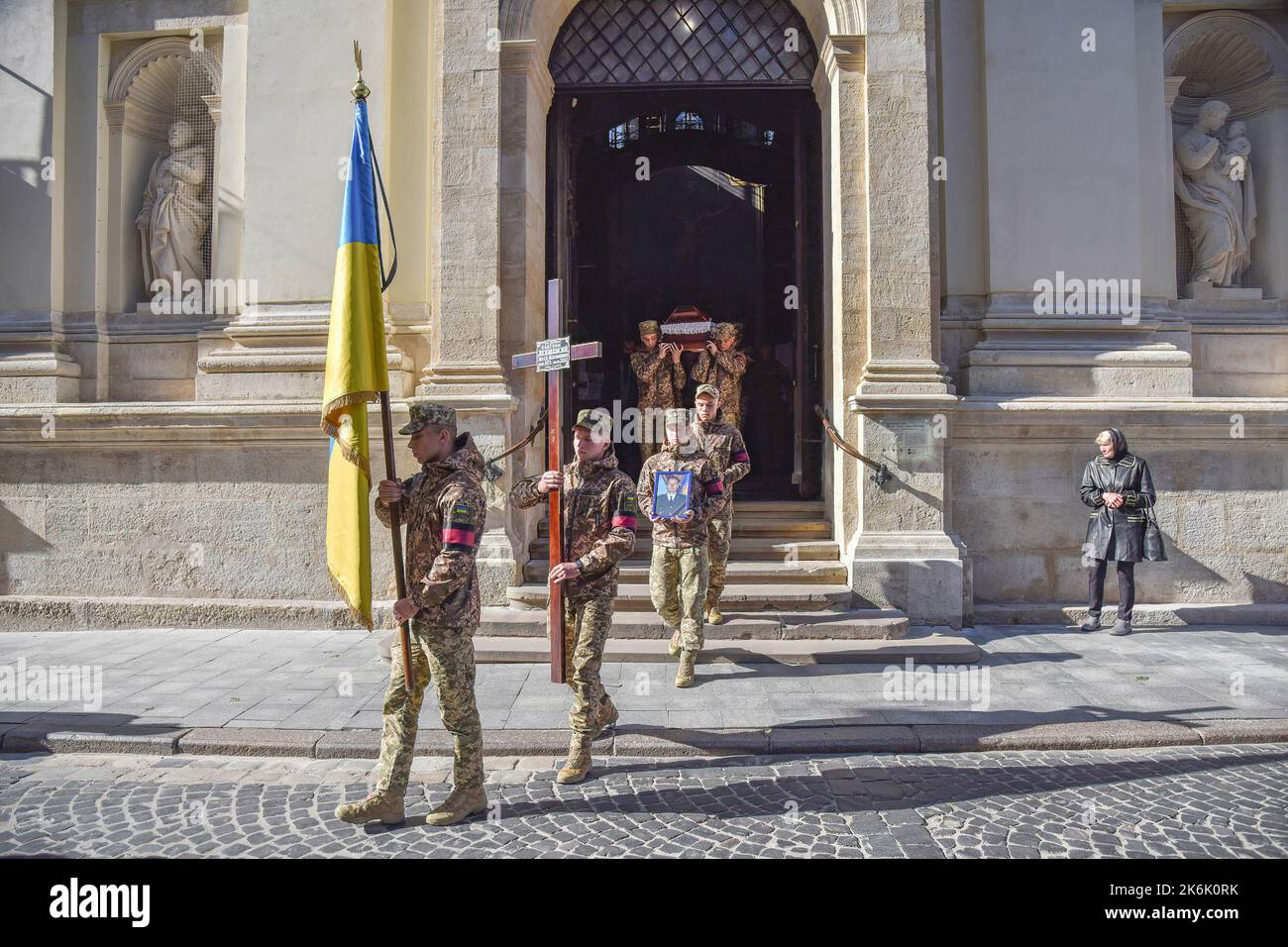 Lviv, Ukraine. 7. Oktober 2022. Ukrainische Soldaten tragen den Sarg ...