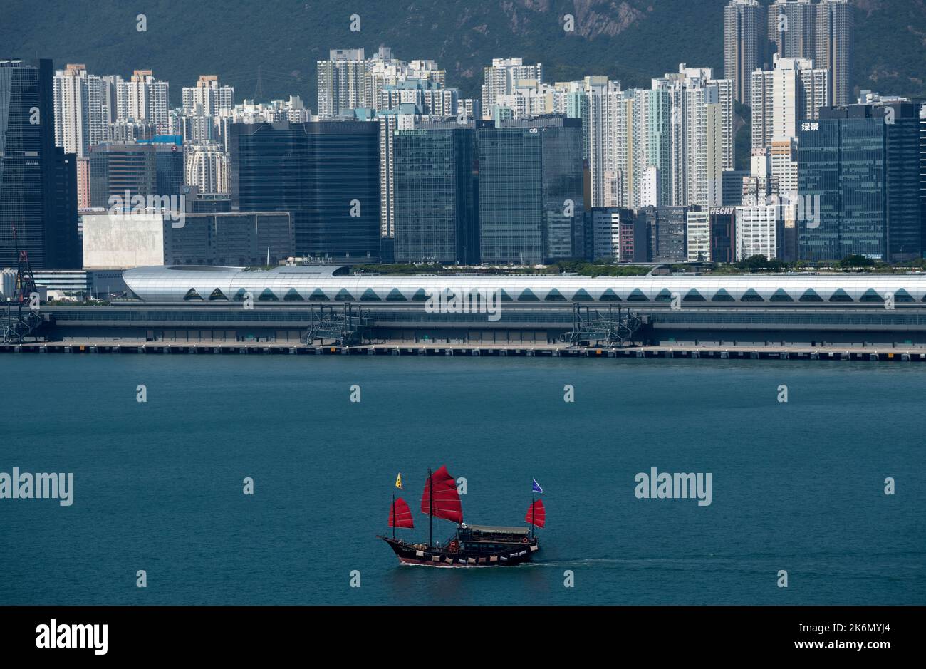Kai Tak Cruise Terminal ist ein Kreuzfahrtterminal auf der ehemaligen ...