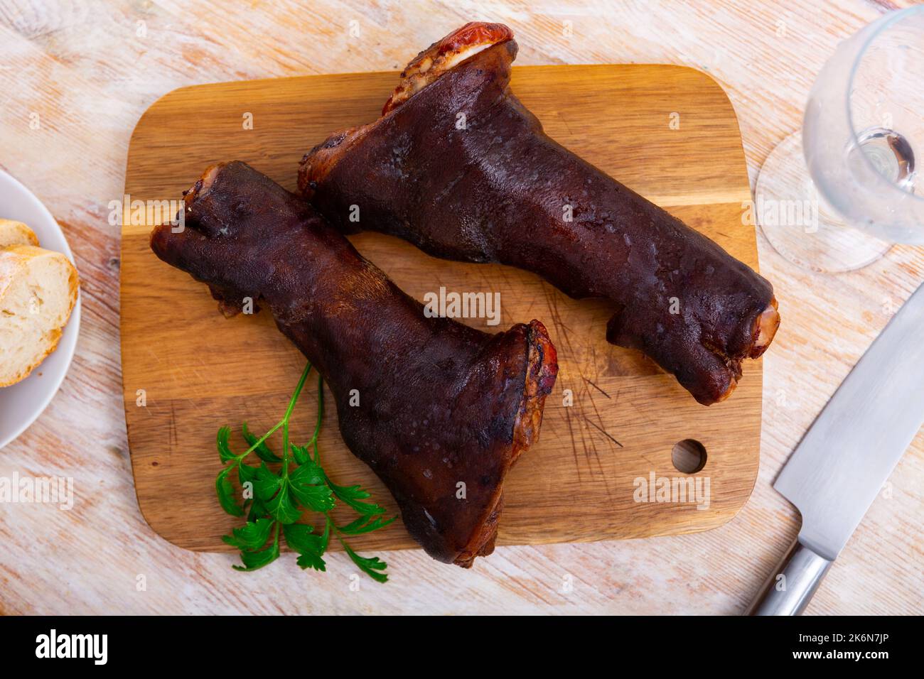 Picioare de Porc afumate – saftige geräucherte Schweinebeine auf einem ...