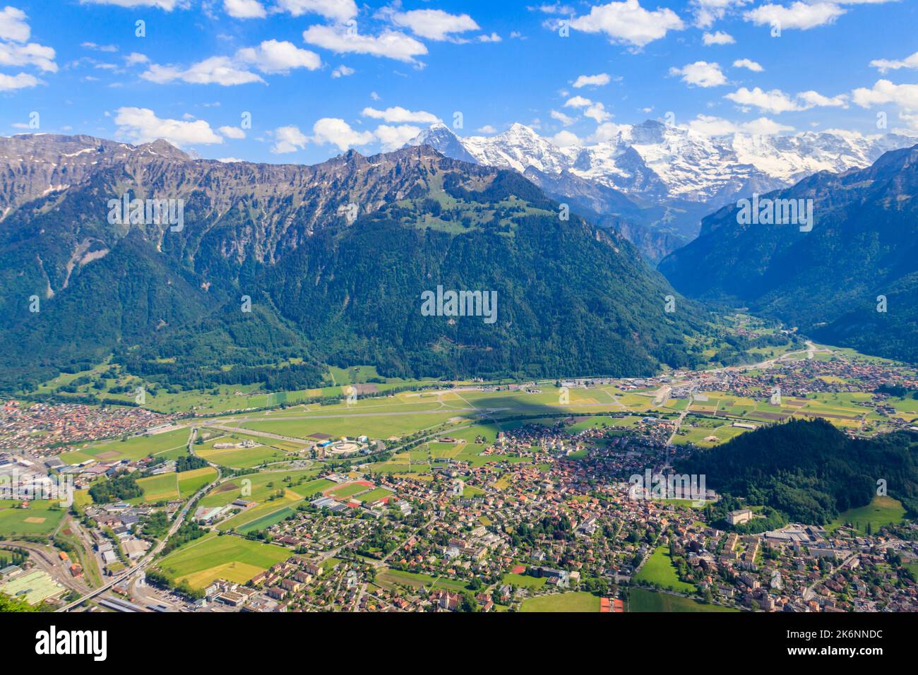 Atemberaubende Luftaufnahme von Interlaken und Schweizer Alpen vom ...