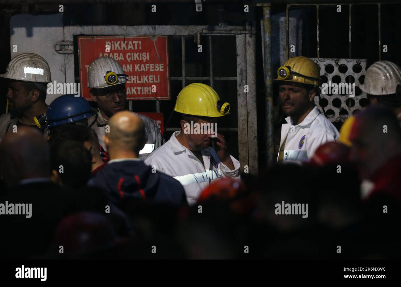 Ankara, T¨¹rkiye. 15. Oktober 2022. Rettungskräfte arbeiten nach einer Explosion in einer ...