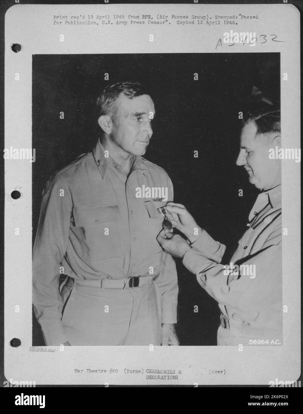 Major General Howard C. Davidson, CG 10. AF verließ das Unternehmen und ...