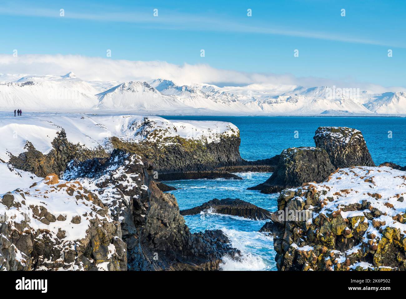 Gatklettur (Hellnar Arch), natürlich geformter Steinbogen, der zwischen ...