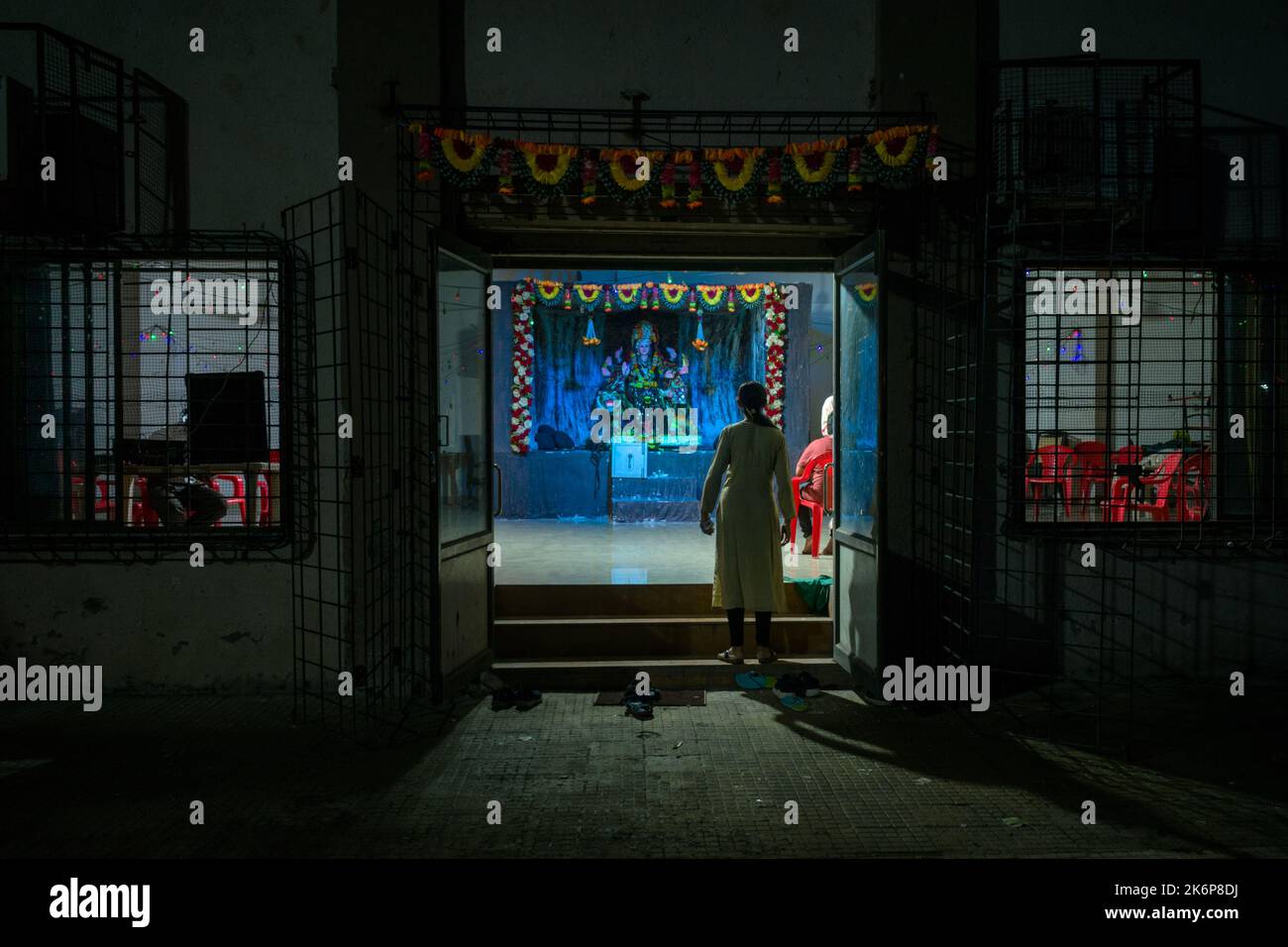 Eine Frau, die zum verheißungsvollen indischen Fest von Navratri in ...