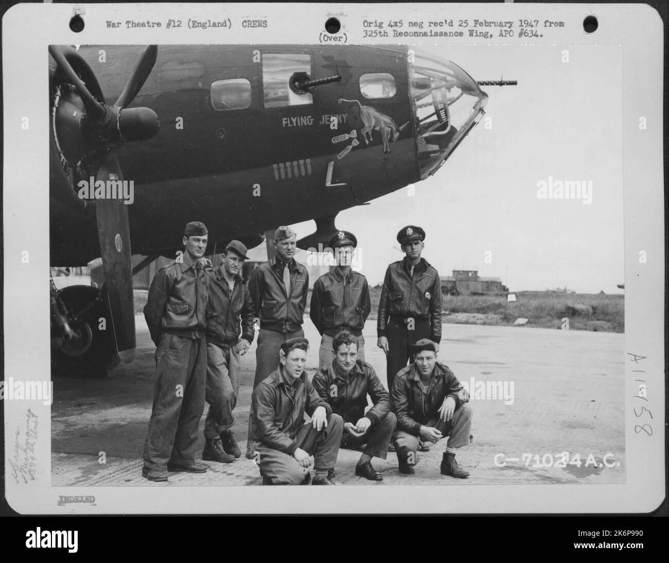 Eine Besatzung der 379Th Bomb Group stellt sich neben Einer Boeing B-17 ...