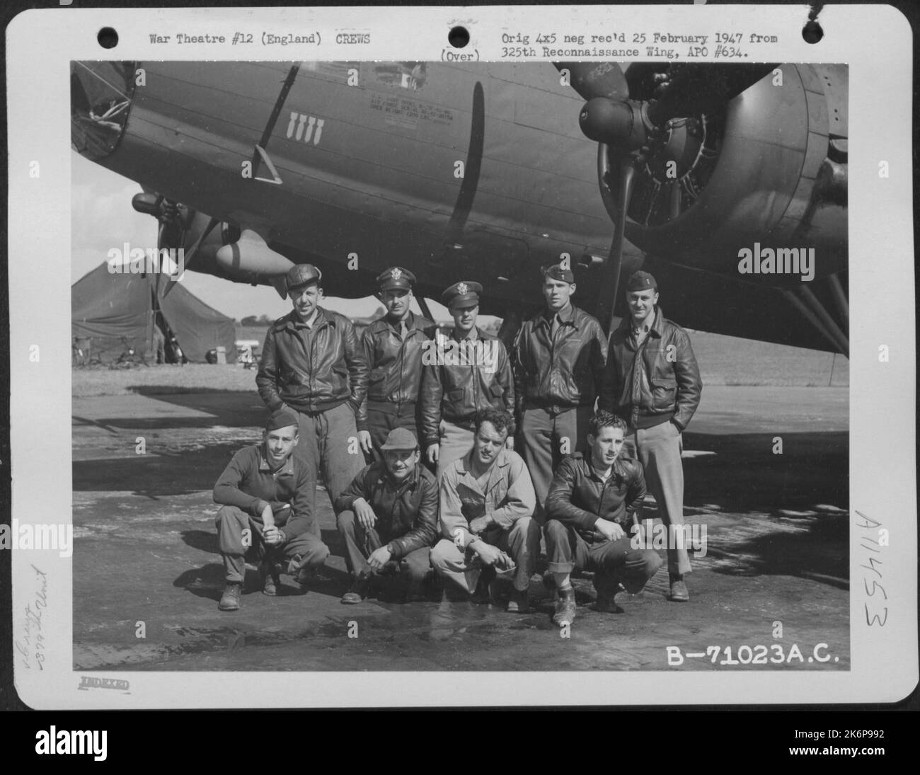 Eine Besatzung der 379Th Bomb Group stellt sich neben Einer Boeing B-17 ...