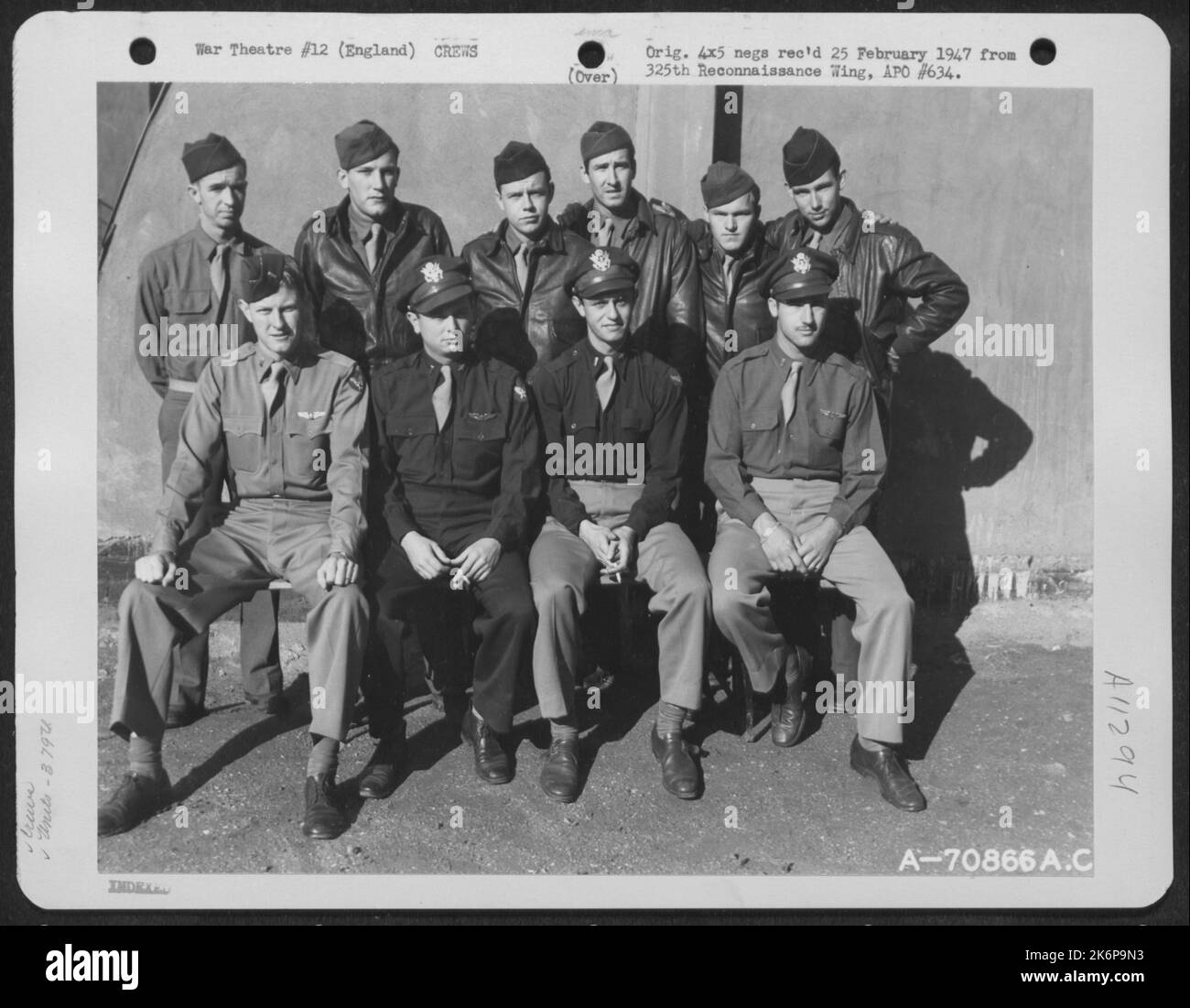 Eine Crew der 379Th Bomb Group, posiert für den Fotografen auf einer 8 ...