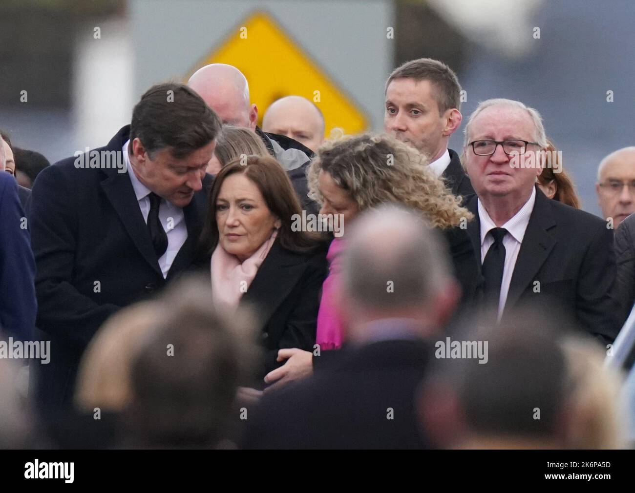 Familie und Trauernde kommen in der St. Michael's Church in Creeslough ...