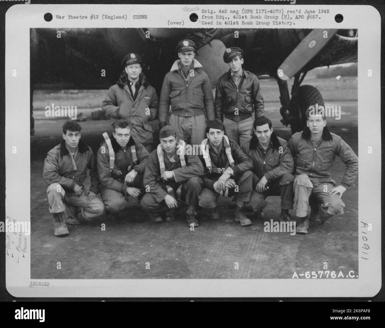 LT. Cox und Crew der 612Th Bomb Squadron, 401. Bomb Group, vor Einer ...