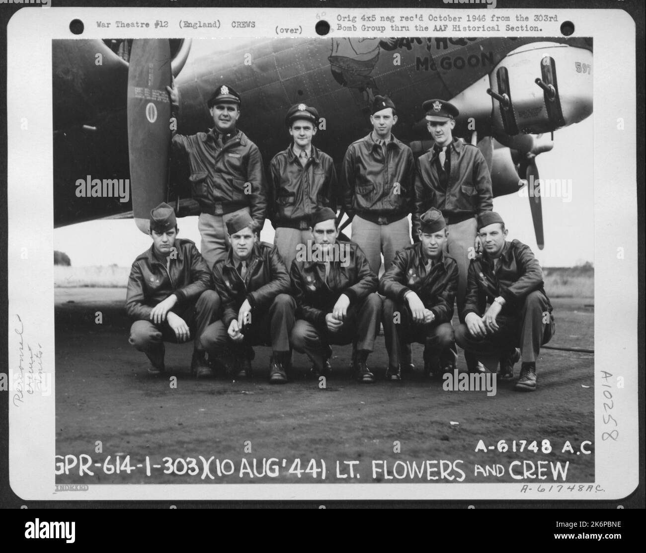 LT. Blumen und Besatzung der 303. Bomb Group neben Einer Boeing B-17 ...
