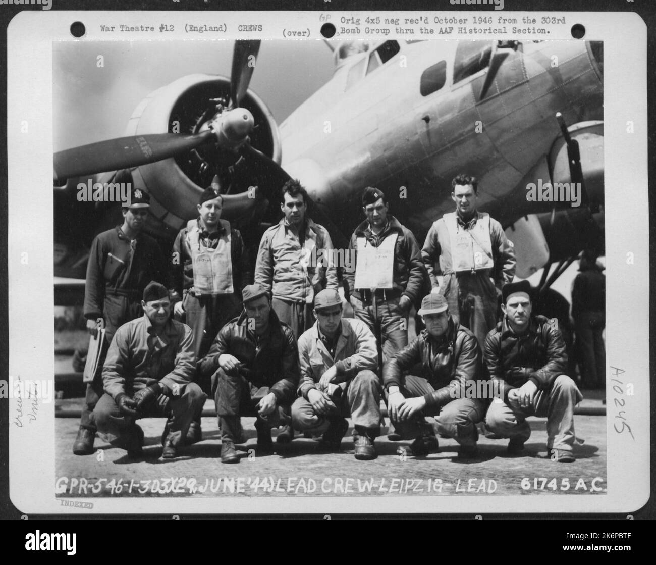 Führende Besatzung bei Bombenmission nach Leipzig, Deutschland, neben ...
