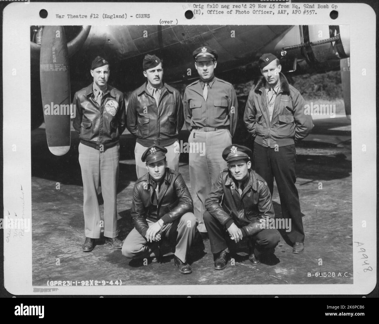 Mitarbeiter des Bombengeschwaders 326Th, der 92. Bomb Group, neben ...