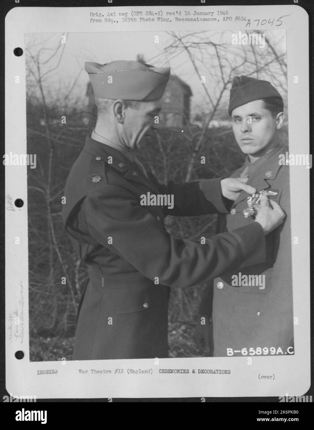 T/Sgt. H.M. Howard von der 381St Bomb Group wird am 20. Dezember 1943 ...