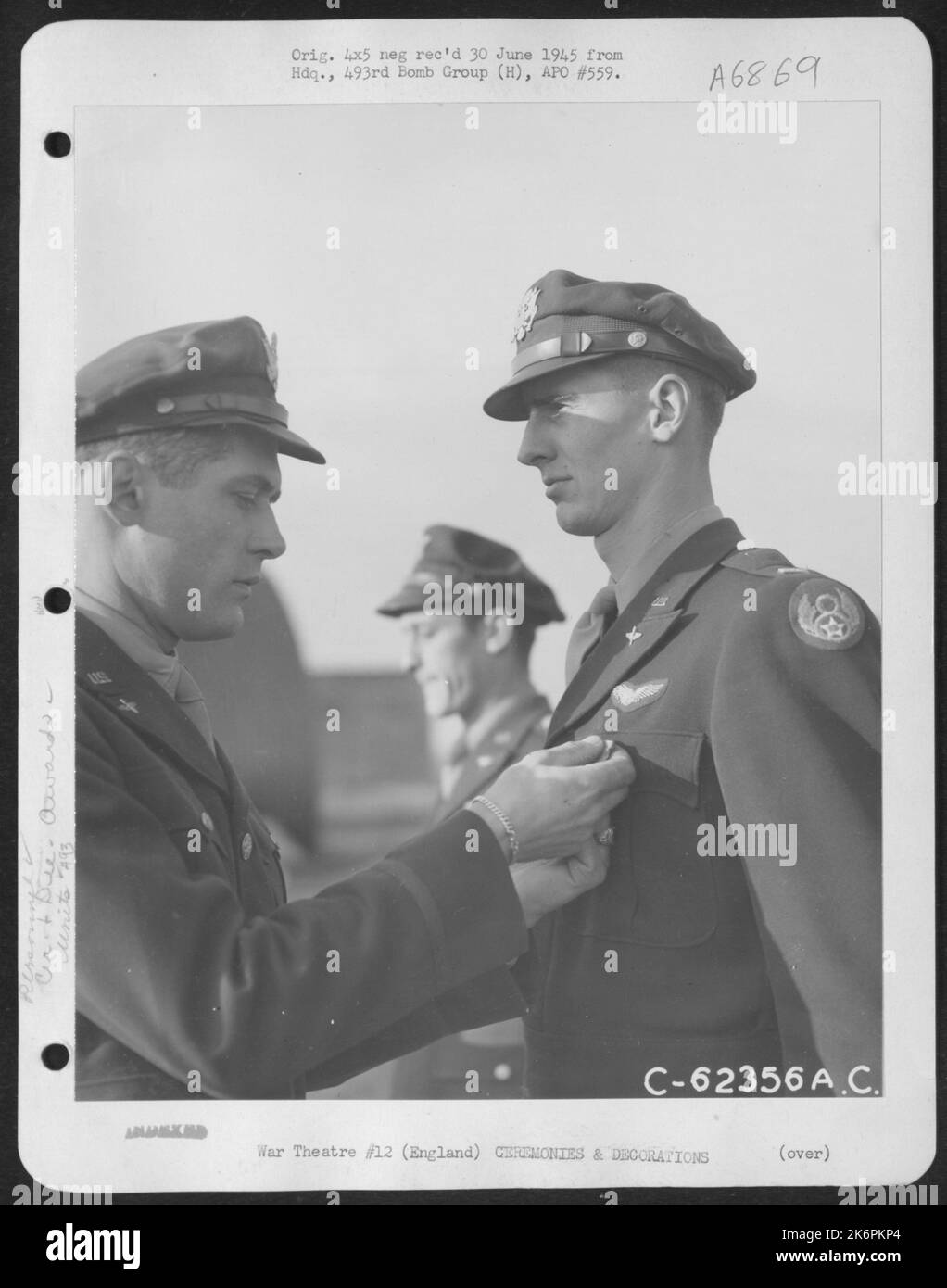 Übergabe der Medaille an LT. J.C. Bewegung der 493Rd Bomb Group, 3 ...