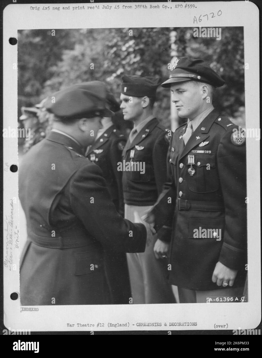 Brig. General Archie J. Old, Jr., gratuliert 1. LT. Donald Ferris ...