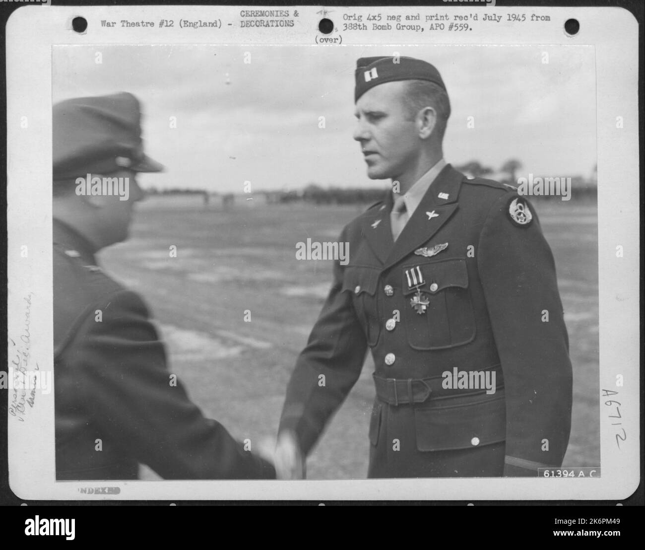 Brig. Gen. Archie J. Old, Jr. Gratuliert Capt. Albert W. Holloway ...
