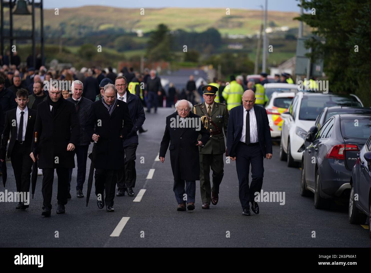 Präsident Michael D Higgins (Mitte) verlässt die St. Michael's Church ...
