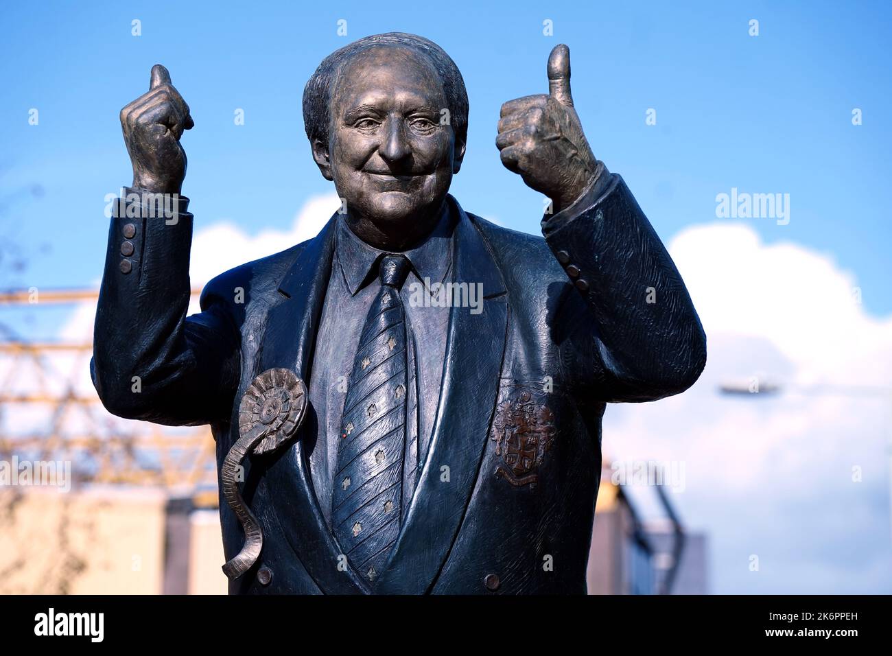 Die Statue des ehemaligen Wolverhampton Wanderers Besitzers Sir Jack ...