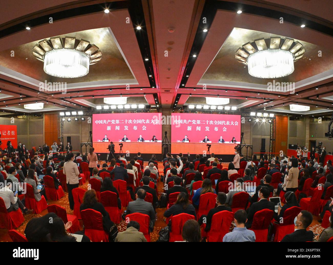 Peking, China. 15. Oktober 2022. Journalisten nehmen an einer ...