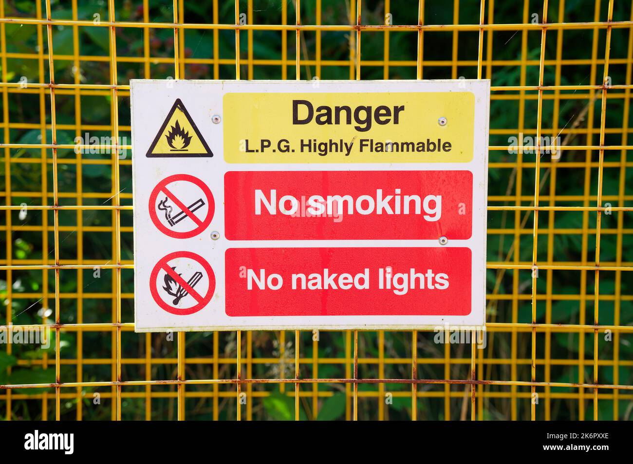 Exploded oxygen cylinder -Fotos und -Bildmaterial in hoher Auflösung ...