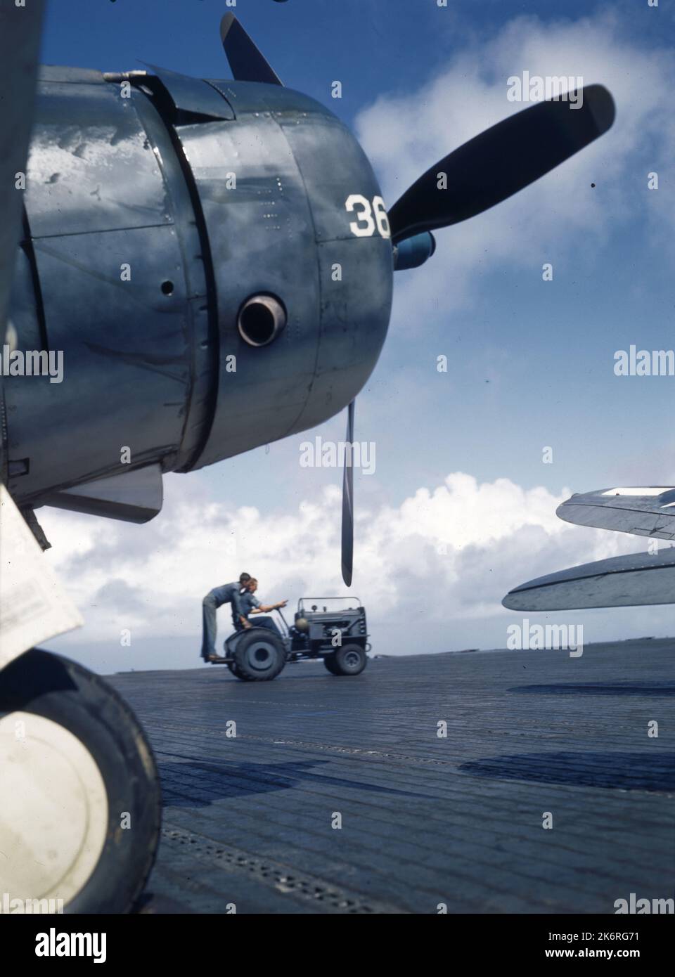 Flight deck tractor -Fotos und -Bildmaterial in hoher Auflösung – Alamy