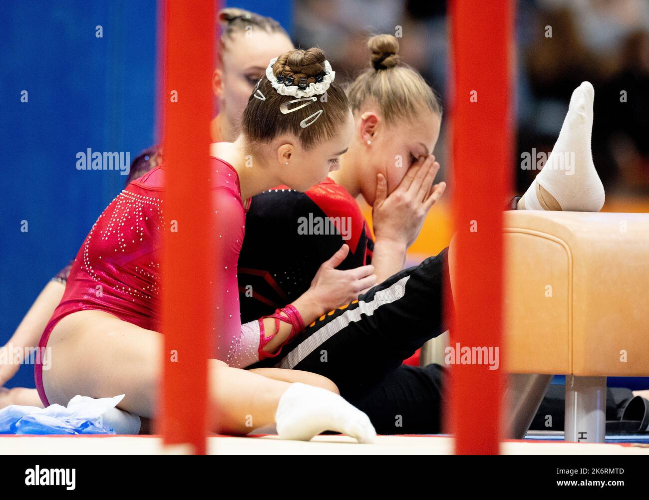 ROTTERDAM - Sanna Veerman wird von Eythora Thorsdottir beim zweiten ...