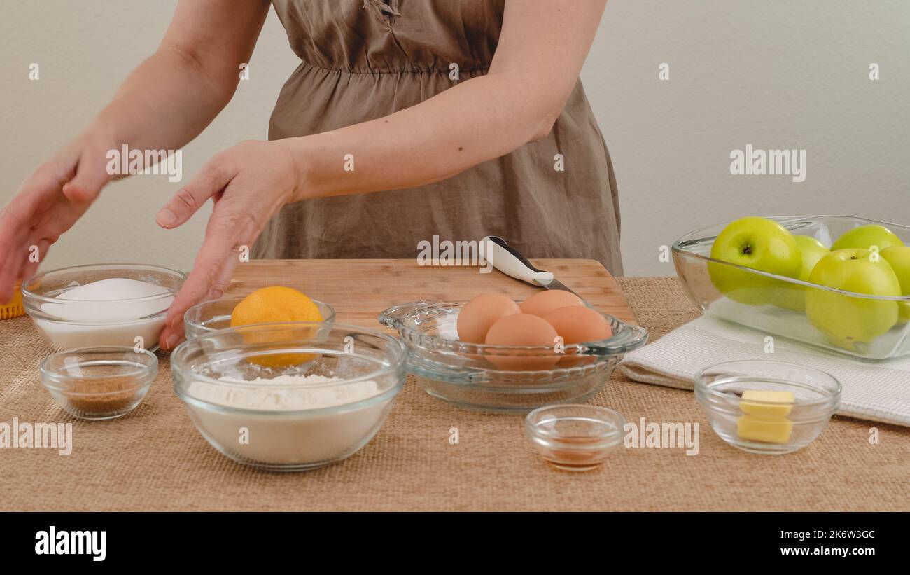Apfelkuchen mit Biskuit-Basis Rezept. Zutaten für das Backen müssen aus ... Apfelkuchen mit Biskuit-Basis Rezept. Zutaten für das Backen müssen aus ...