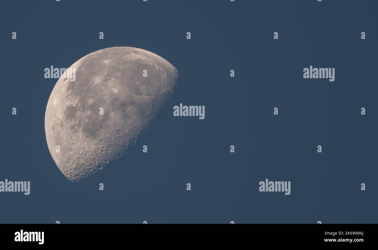 Abnehmender, flauer Mond am Morgenhimmel am 16. Oktober 2022, direkt ...