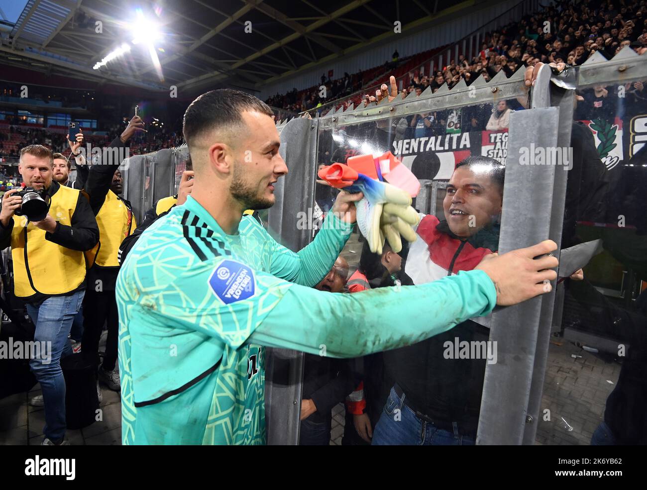 ALKMAAR - Feyenoord-Torwart Justin Bijlow feiert den Sieg nach dem ...