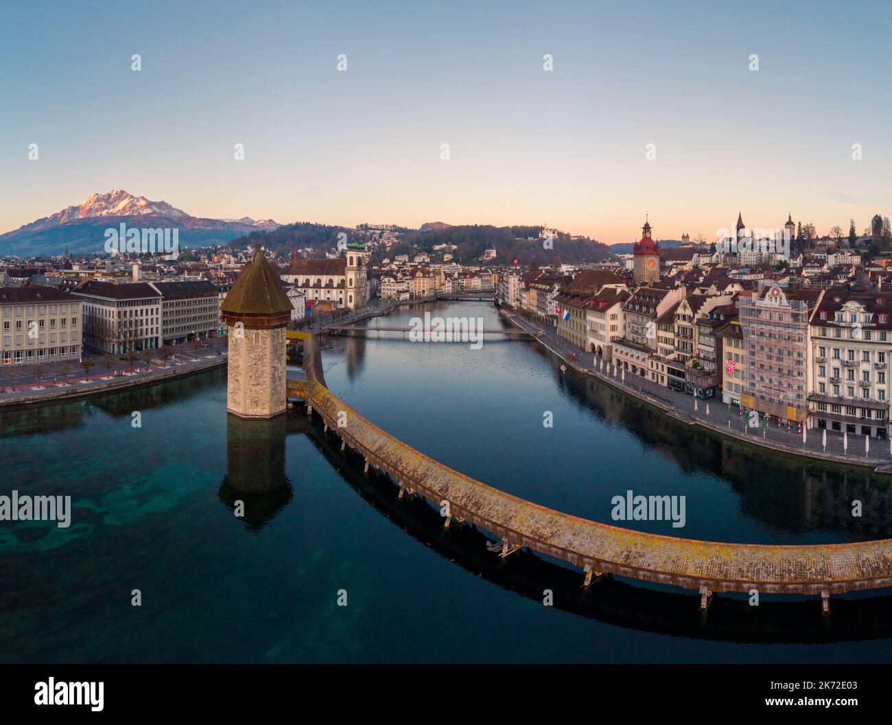 Luzern, Schweiz: Luftaufnahme der Luzerner Altstadt entlang des Reuss ...