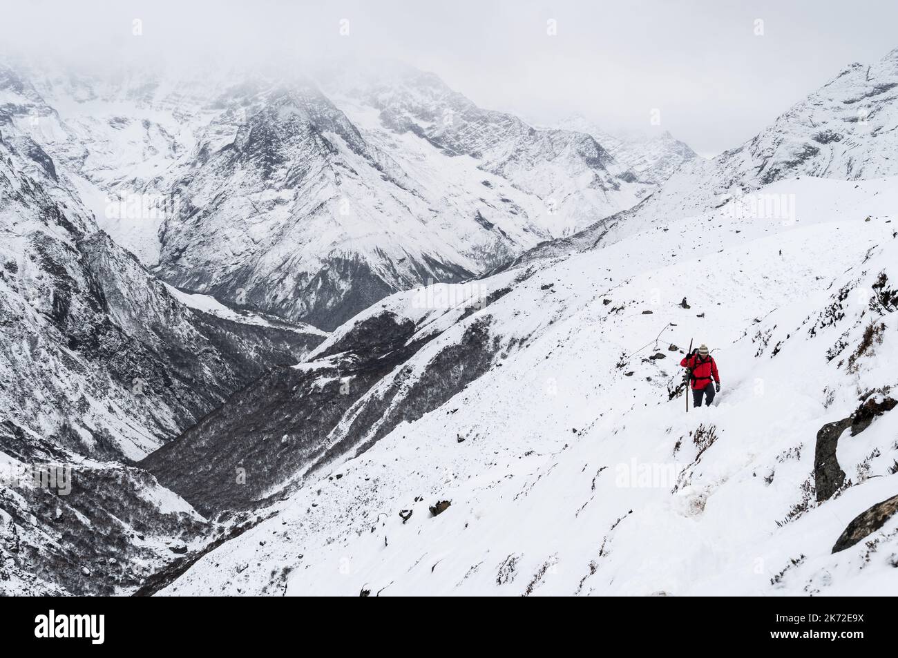 Gokyo, Nepal - Dezember 15 2019: Ein einjähriger Trekker wandert ...