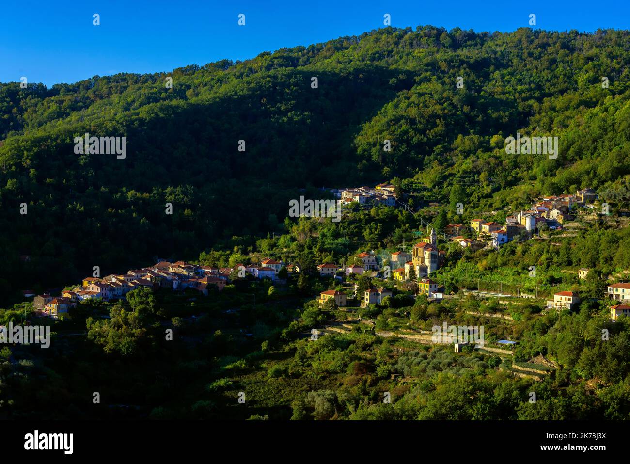 Erhöhter Blick auf das idyllische Dorf Tavole. Provinz Imperia, Region ...