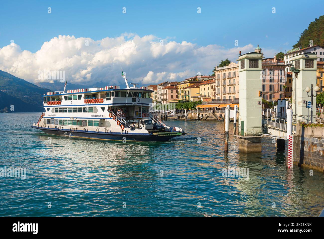 Autofähre Comer See, Blick im Sommer auf eine Autofähre bei der Ankunft ...