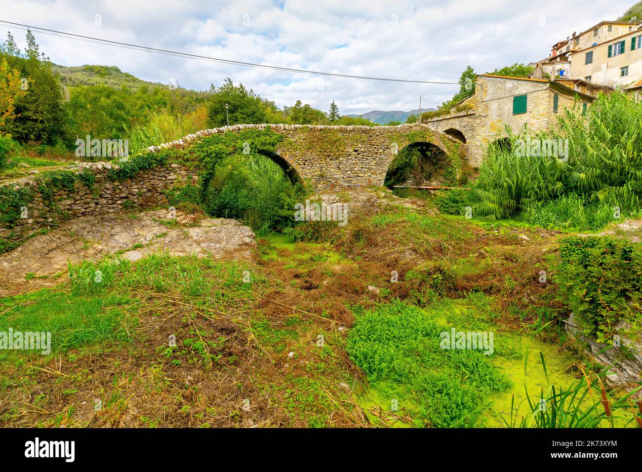 Die mittelalterliche Brücke aus zwei Bögen in Molini di Prelà. Prelà ...