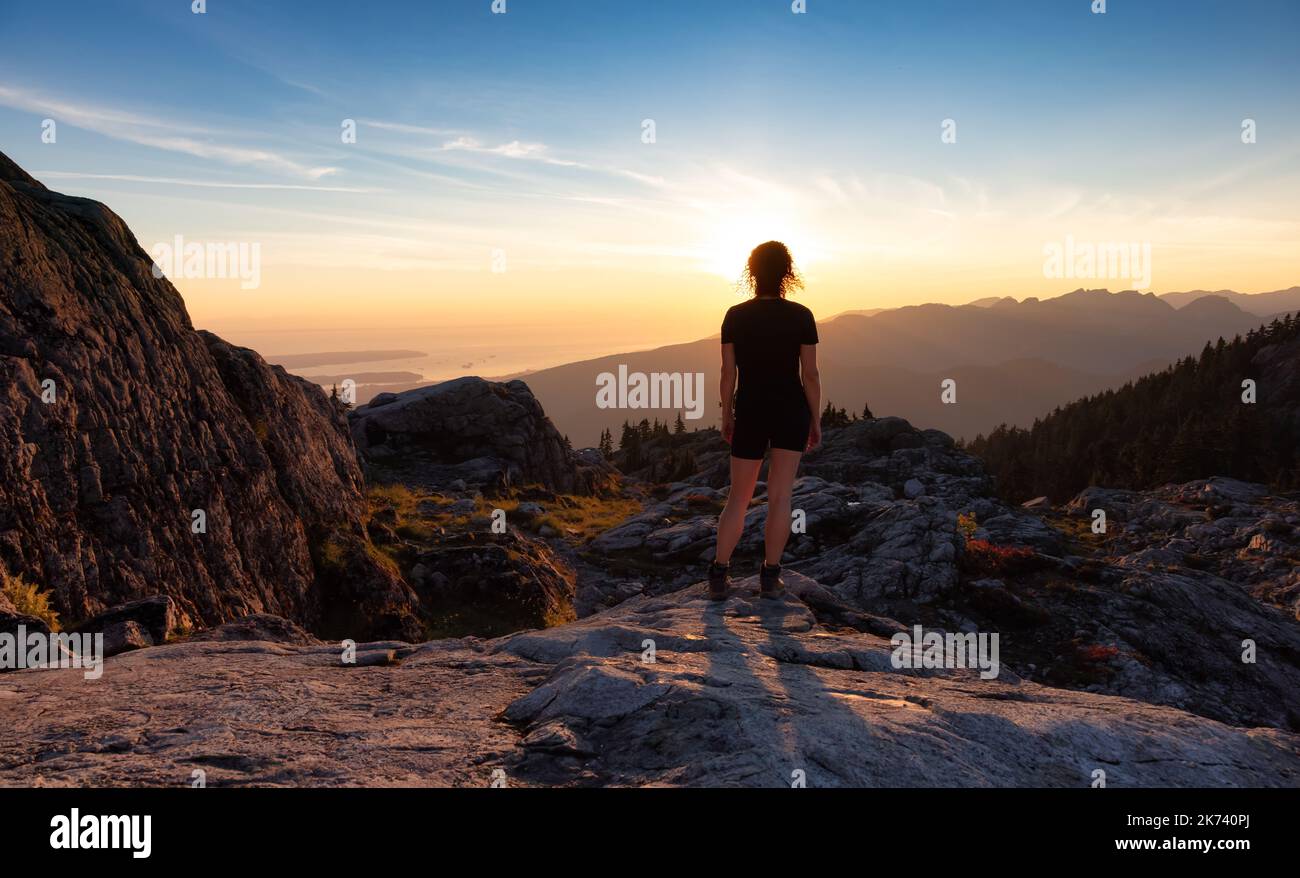 Abenteuerliche Wanderin auf der kanadischen Berglandschaft ...