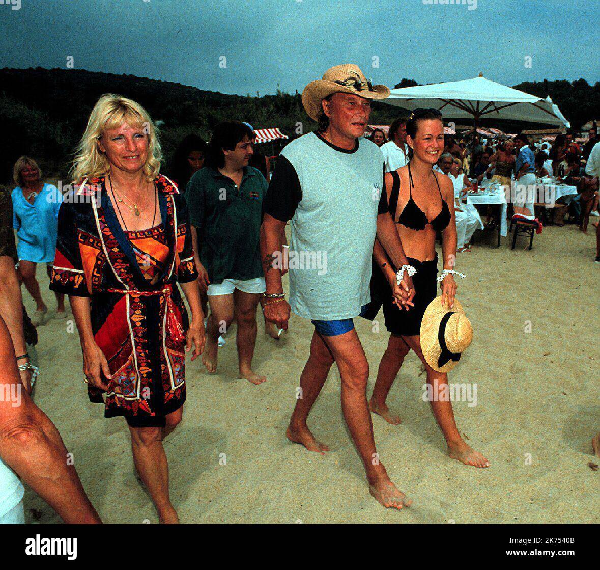 SAINT TROPEZ - HALLYDAY: 1995. AUGUST JOHNNY HALLYDAY UND LAETITIA AM ...