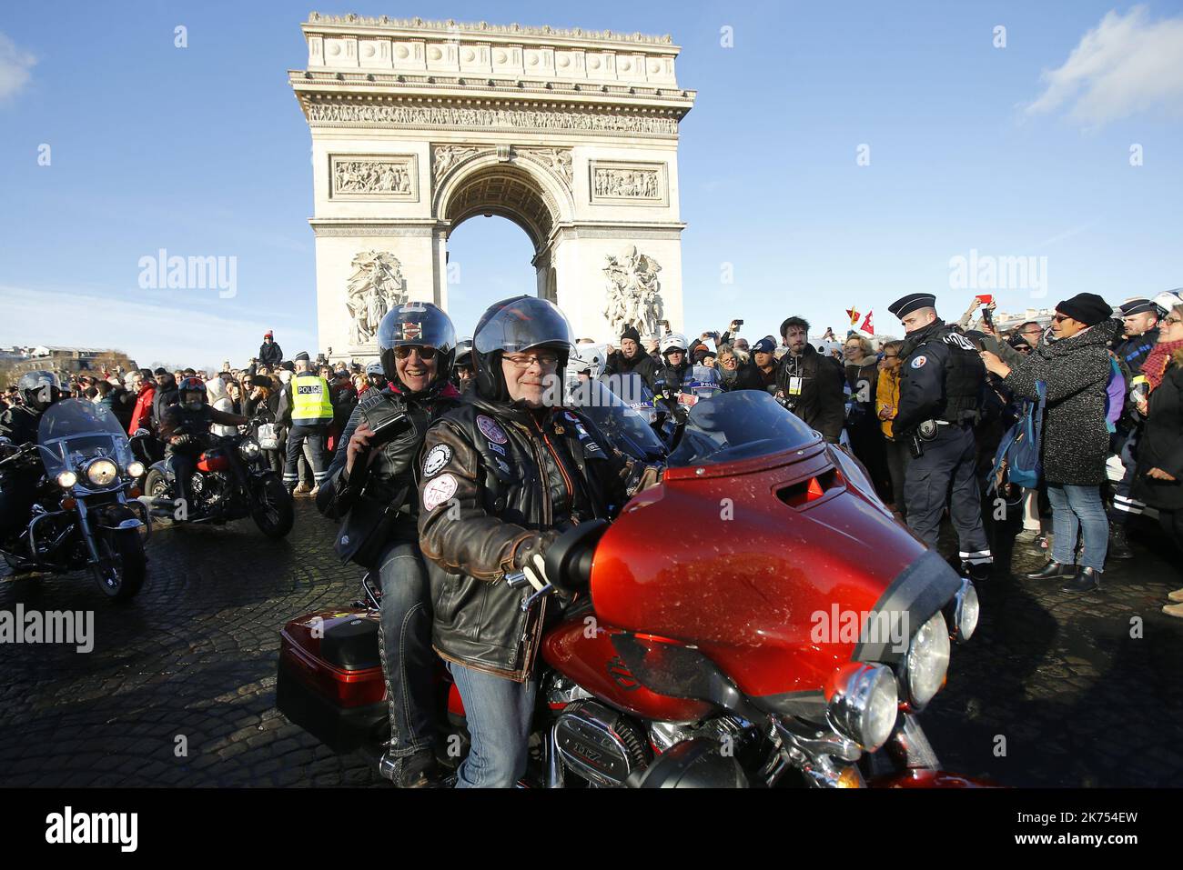 Am 9.. Dezember 2017 - Johnny Hallyday mit Rock-Star Funeral in Paris ...