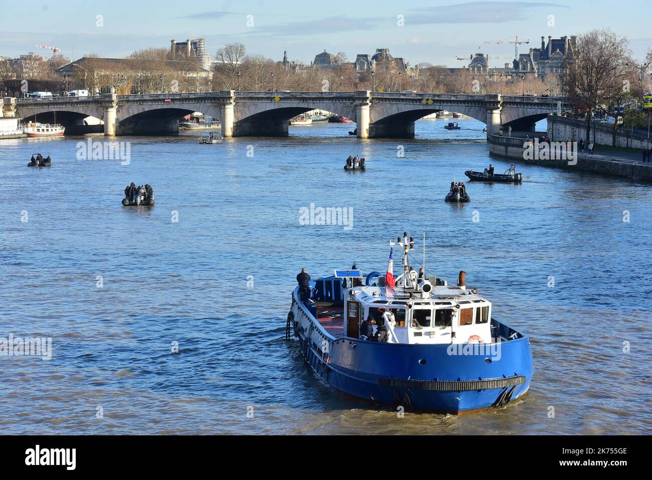 Präsident Emmanuel Macron nimmt ein Boot mit anderen Staatsoberhaupt an ...