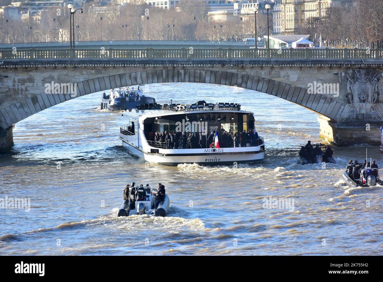 Präsident Emmanuel Macron nimmt ein Boot mit anderen Staatsoberhaupt an ...