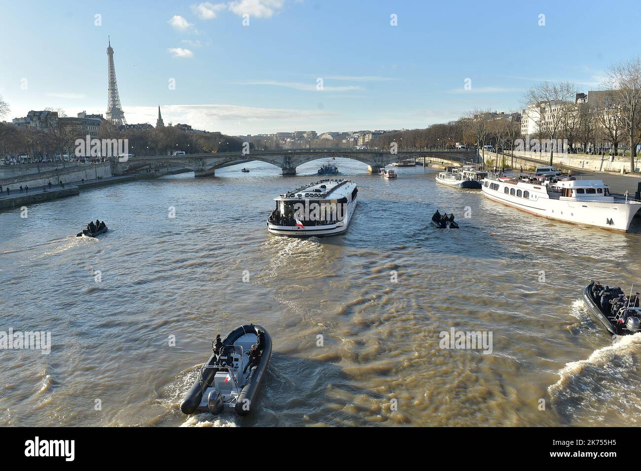 Präsident Emmanuel Macron nimmt ein Boot mit anderen Staatsoberhaupt an ...