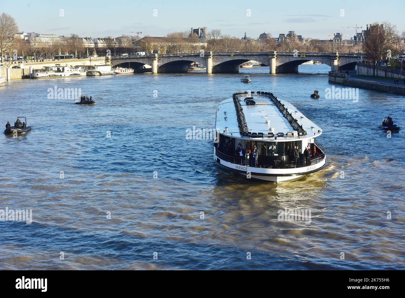 Präsident Emmanuel Macron nimmt ein Boot mit anderen Staatsoberhaupt an ...