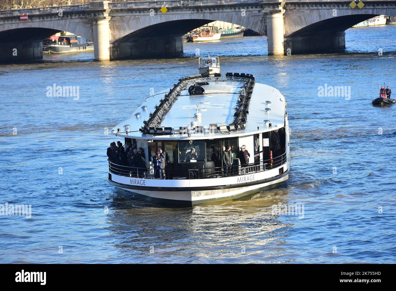 Präsident Emmanuel Macron nimmt ein Boot mit anderen Staatsoberhaupt an ...