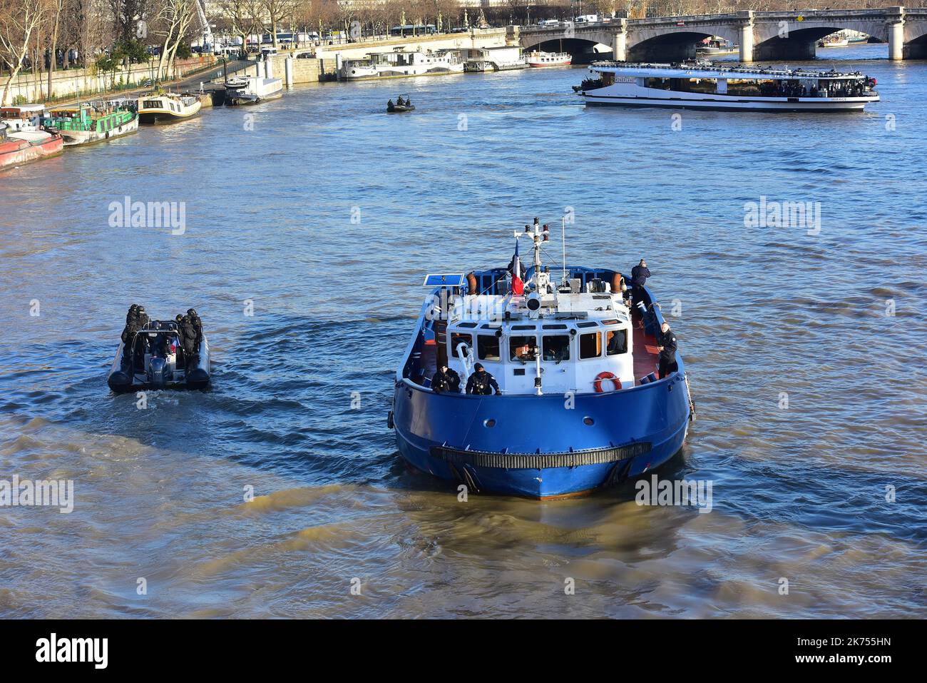 Präsident Emmanuel Macron nimmt ein Boot mit anderen Staatsoberhaupt an ...
