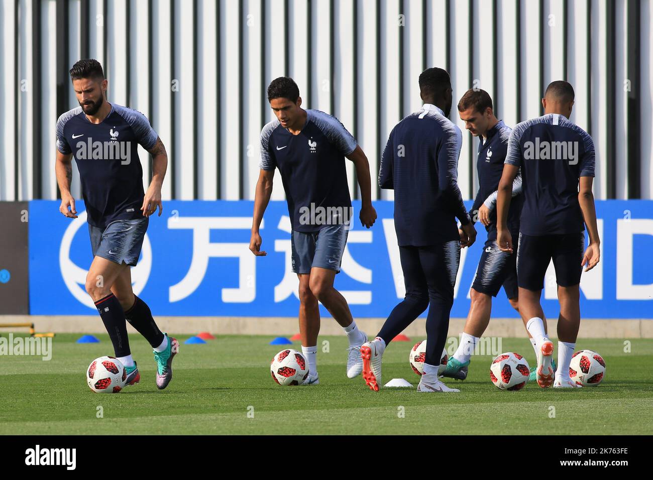 Der Franzose Olivier Giroud, Raphael Varane, Samuel Umtiti, Antoine ...