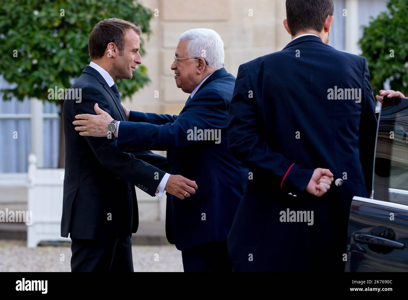 Der französische Präsident Emmanuel Macron begrüßt den Präsidenten der ...