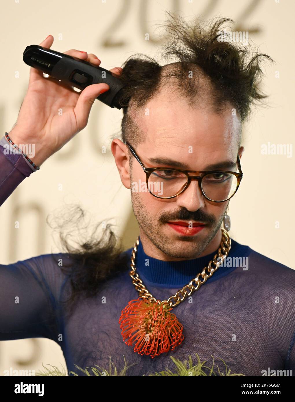 17. Oktober 2022, Hessen, Frankfurt/Main: Kim de l'Horizon rasiert sich ...