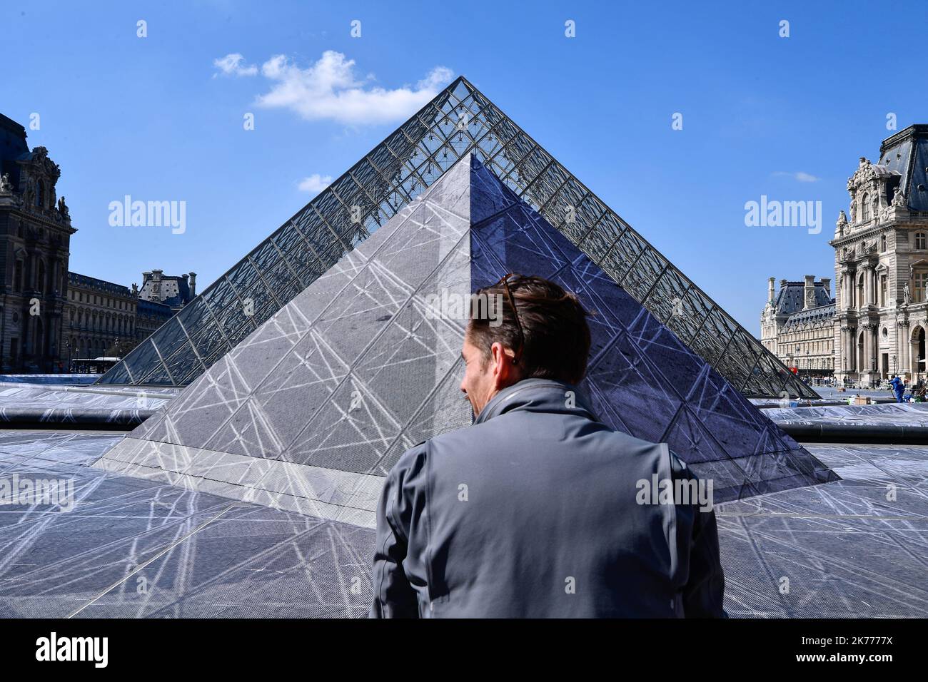 Pyramide louvre jr -Fotos und -Bildmaterial in hoher Auflösung – Alamy