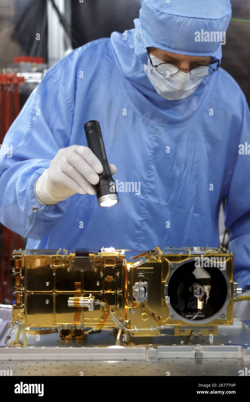 Die SuperCam auf dem Mars 2020-Rover untersucht Gesteine und Böden mit ...