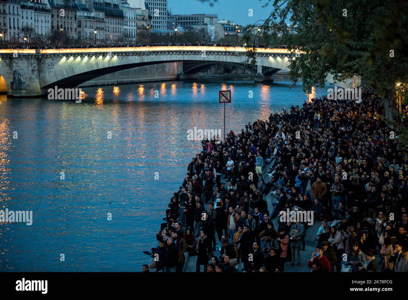 Kathedrale Notre-Dame brennt vor dem Einsturz. Am Ende des Nachmittags ...