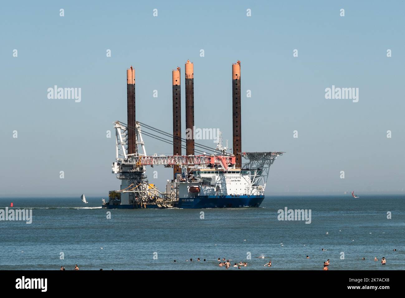 ©Arnaud BEINAT/Maxppp. 2020/07/31. Ostende, Belgien. Le navire d Installations off Shore Vol au ...